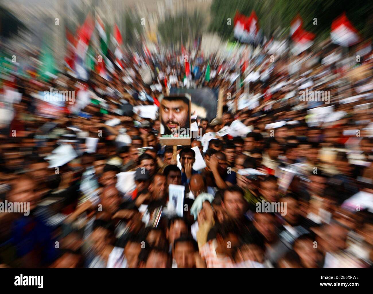 Toppling statue of saddam hussein hi-res stock photography and images ...
