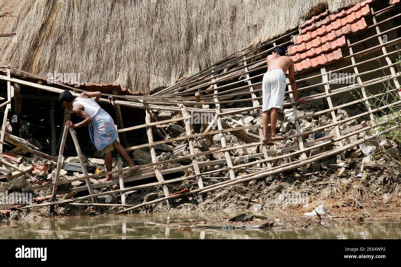 India cyclone damage hi-res stock photography and images - Alamy