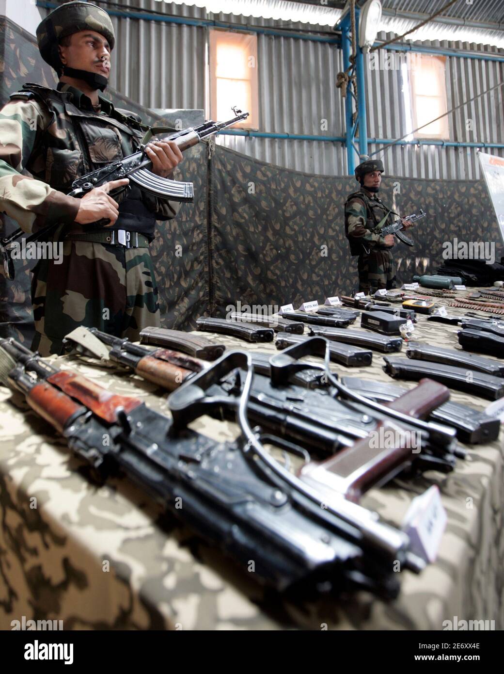 Indian army soldiers during guard hi-res stock photography and images ...