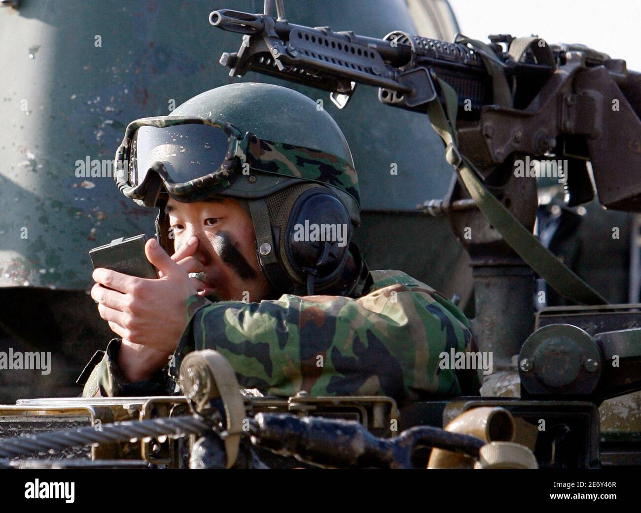 Camouflage face paint hi-res stock photography and images - Alamy