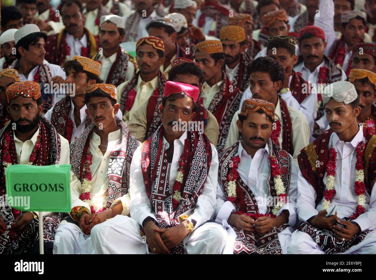 Pakistani couple traditional clothes hi-res stock photography and ...
