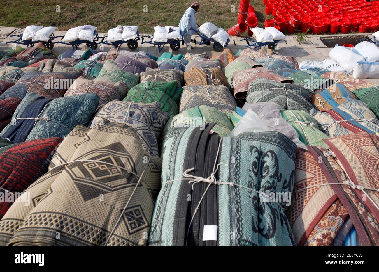 Wheelbarrow military hi-res stock photography and images - Alamy