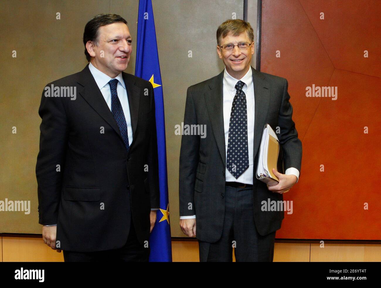 Microsoft founder bill gates poses hi-res stock photography and images ...