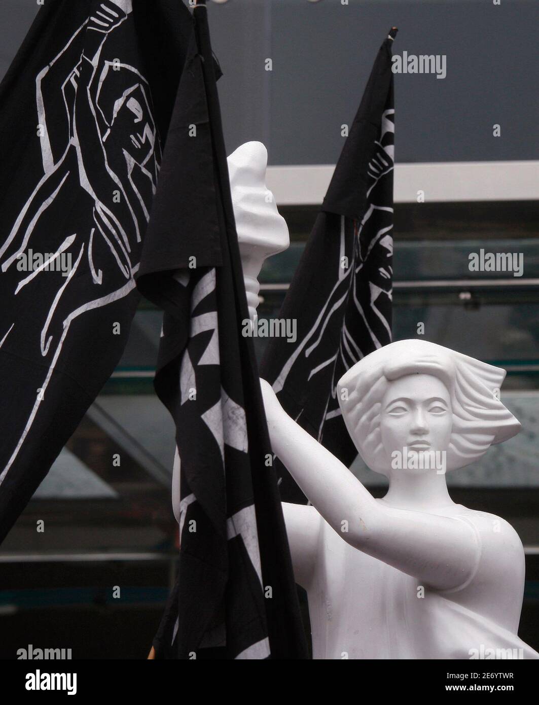 1989 goddess of democracy statue hi-res stock photography and images ...