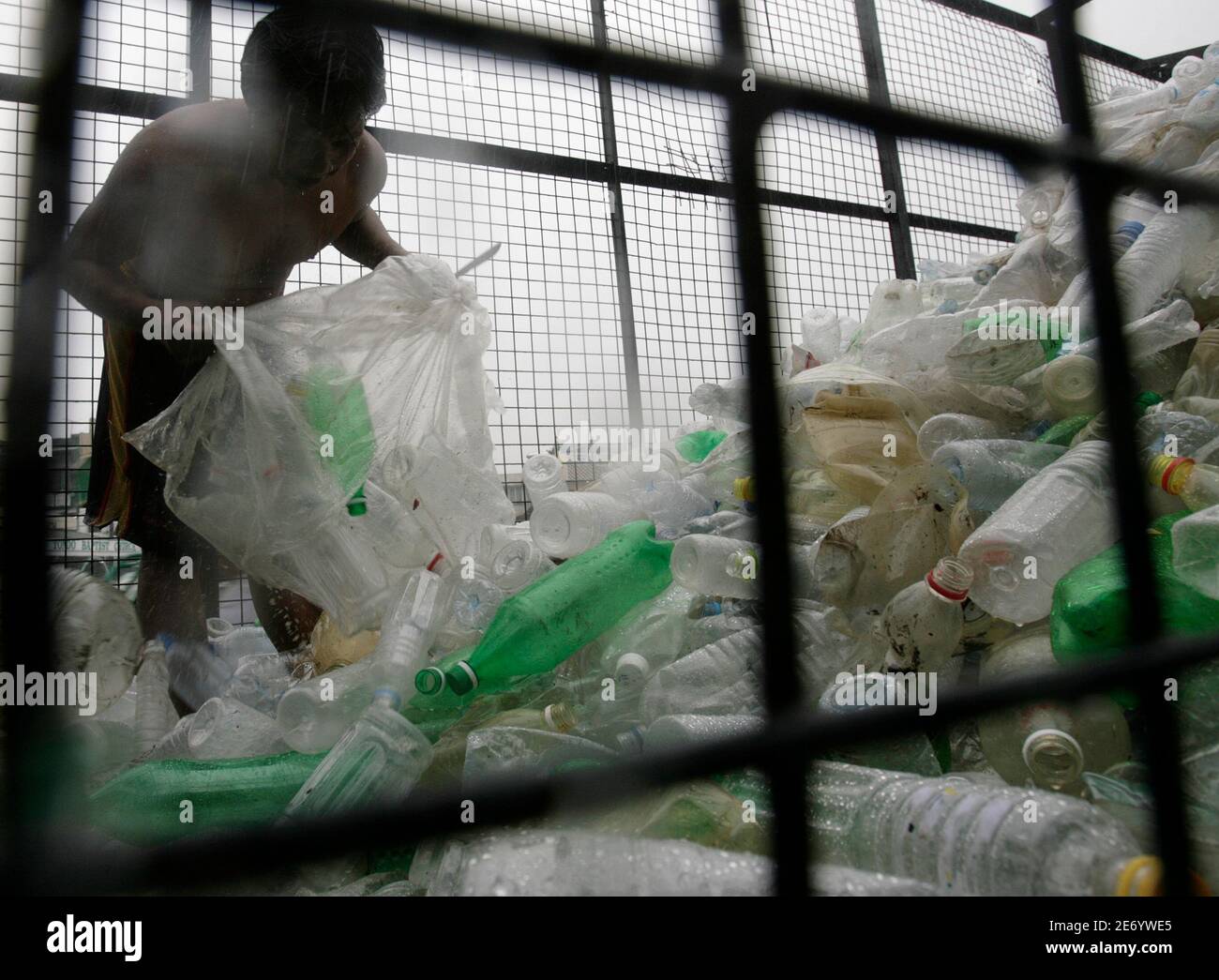Waste disposal manila philippines hi-res stock photography and images ...