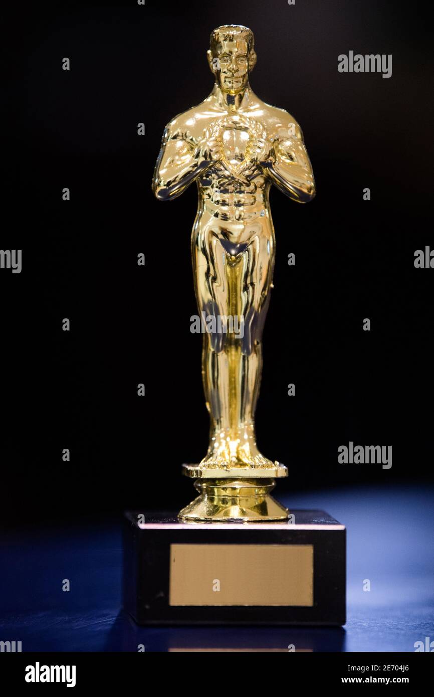 Oscars statue hi-res stock photography and images - Alamy