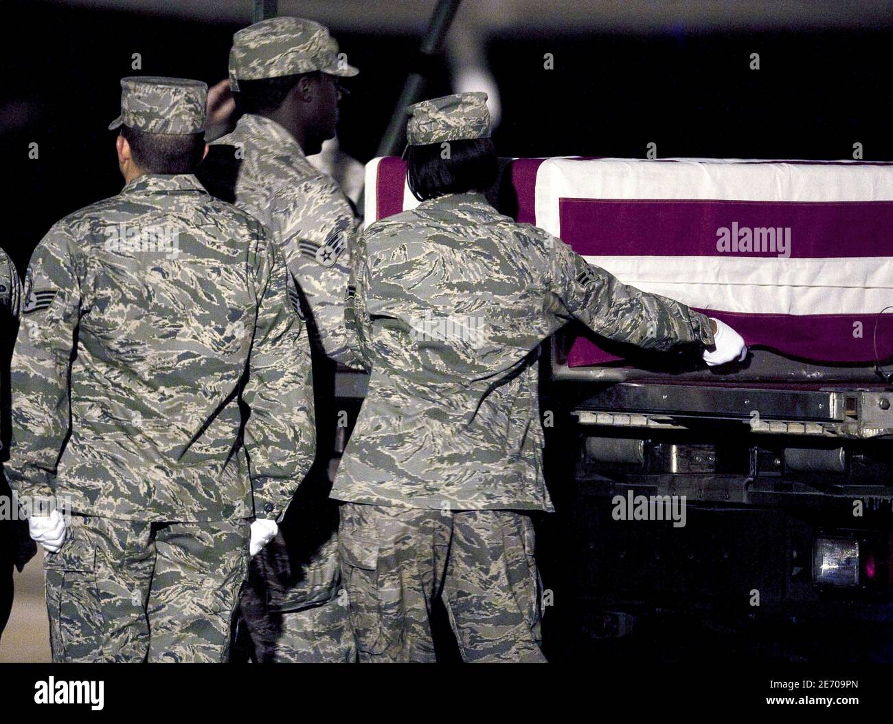 Flag draped coffin afghanistan hi-res stock photography and images - Alamy