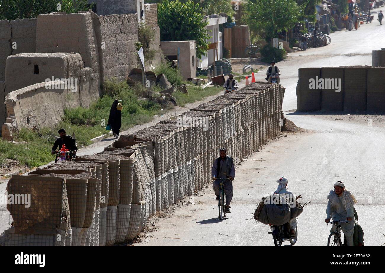 Afghans cycle hi-res stock photography and images - Alamy