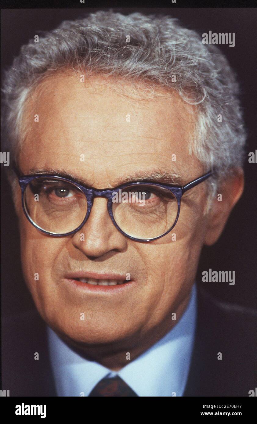 Lionel Jospin on the taping of '7 sur 7' on TF1 channel on November 18 ...