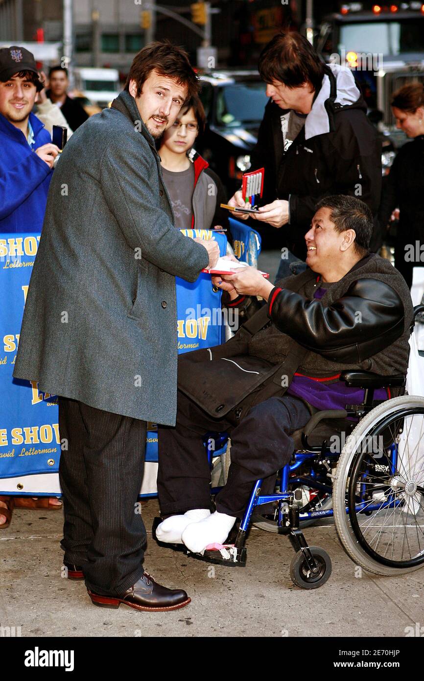 Actor David Arquette signs autographs at the 'Late Night with David ...