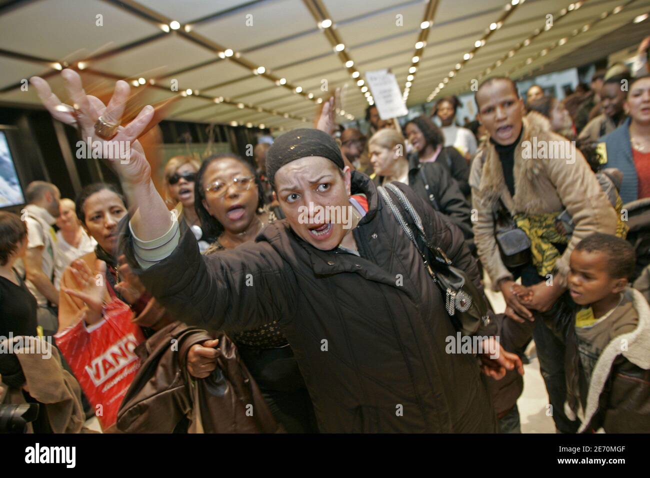 DAL ('Droit Au Logement' 'Right housing') and Macaq occupy the building ...