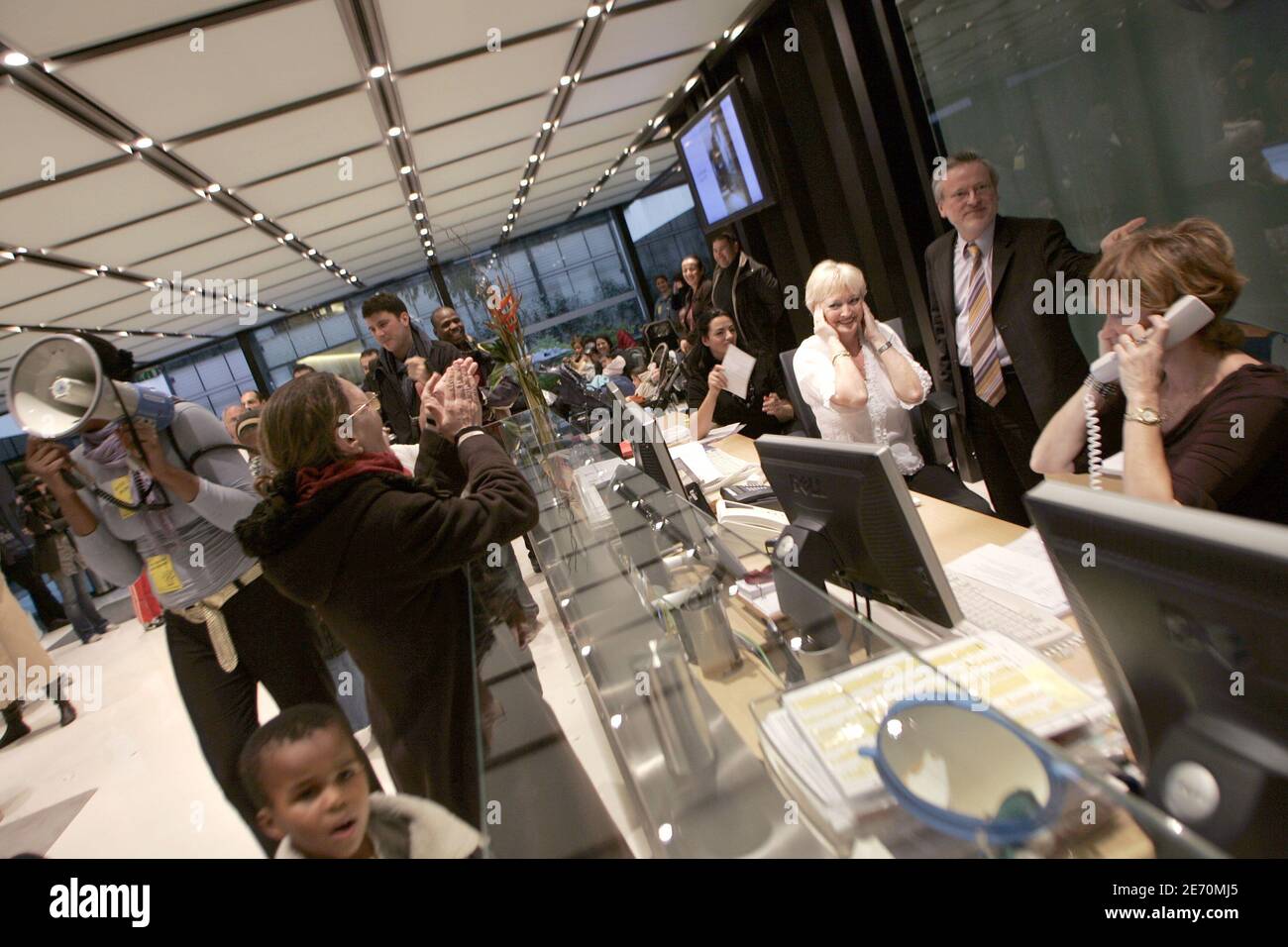 DAL ('Droit Au Logement' 'Right housing') and Macaq occupy the building ...