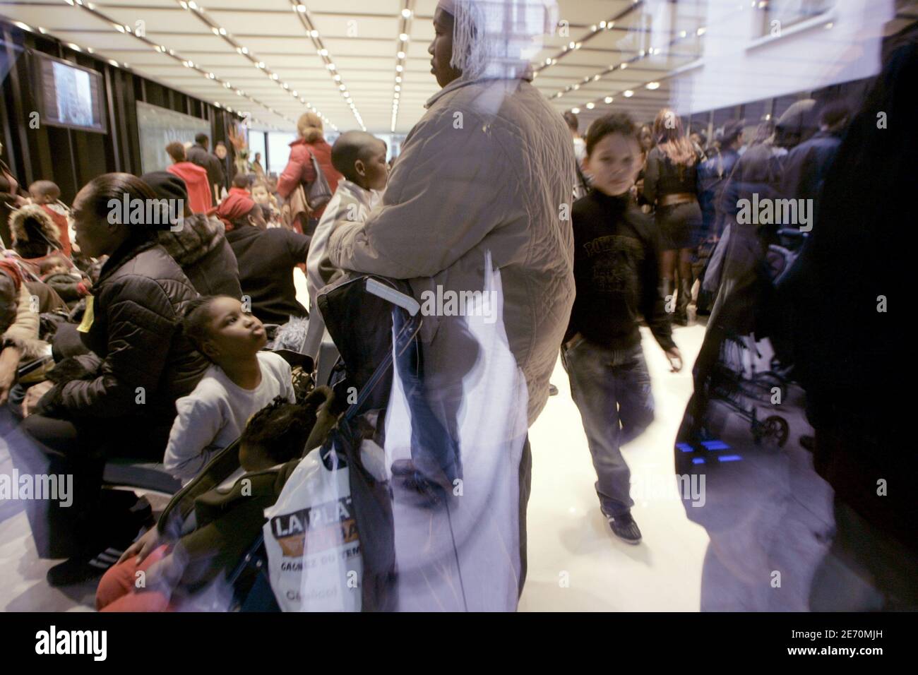DAL ('Droit Au Logement' 'Right housing') and Macaq occupy the building ...
