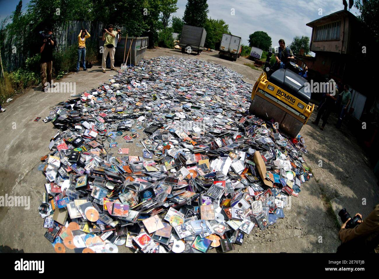 Pirated cds and dvds hi-res stock photography and images - Alamy