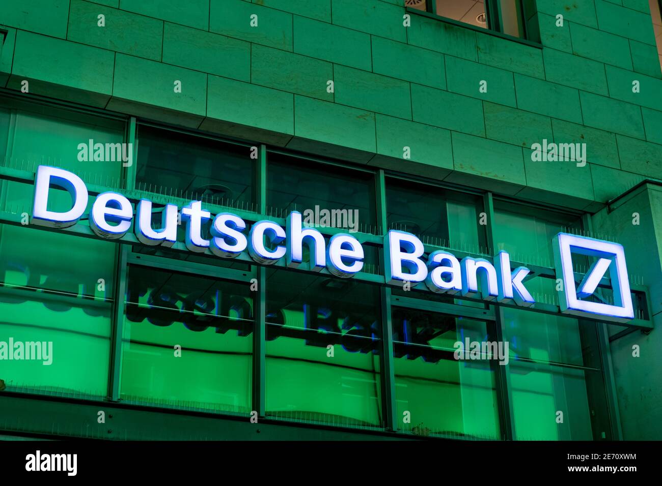 Deutsche bank logo hi-res stock photography and images - Alamy