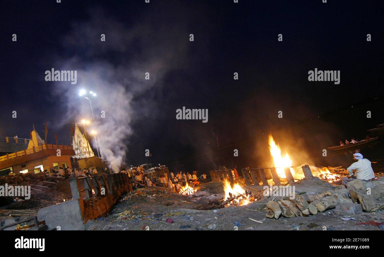 Funeral pyre ganges river hi-res stock photography and images - Alamy