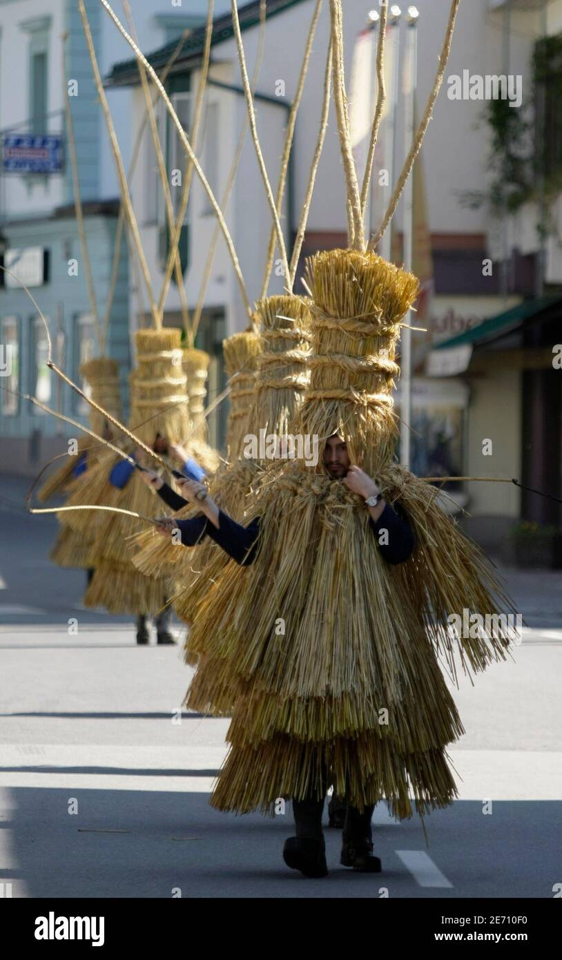Straw figures hi-res stock photography and images - Alamy
