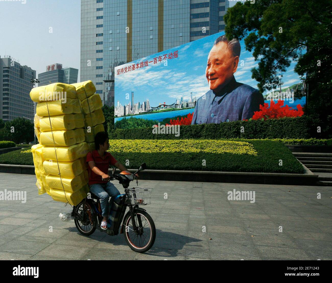 Shenzhen china bicycle hi-res stock photography and images - Alamy
