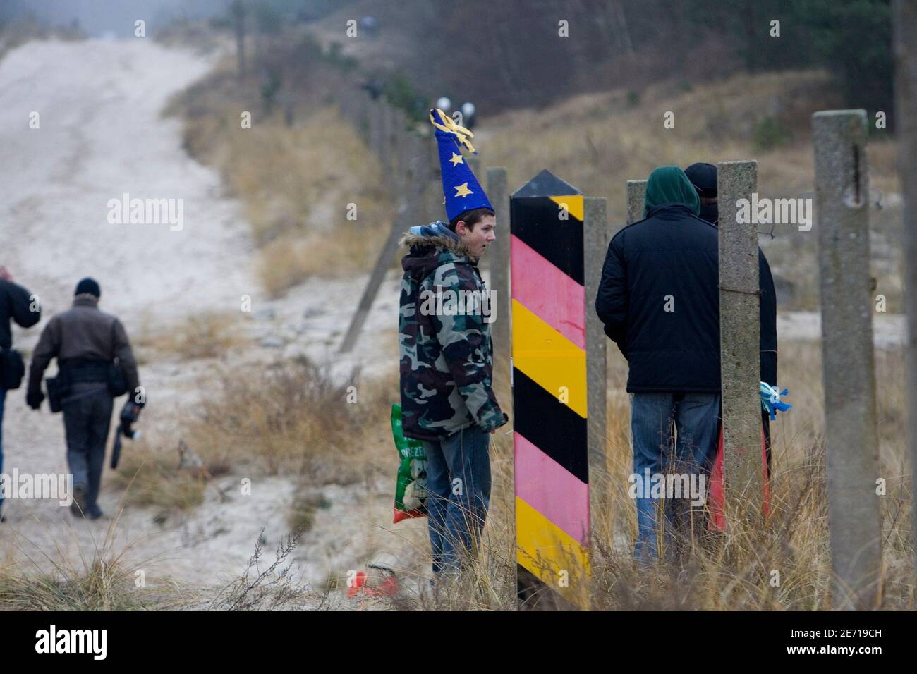 Cross borders gate hi-res stock photography and images - Alamy