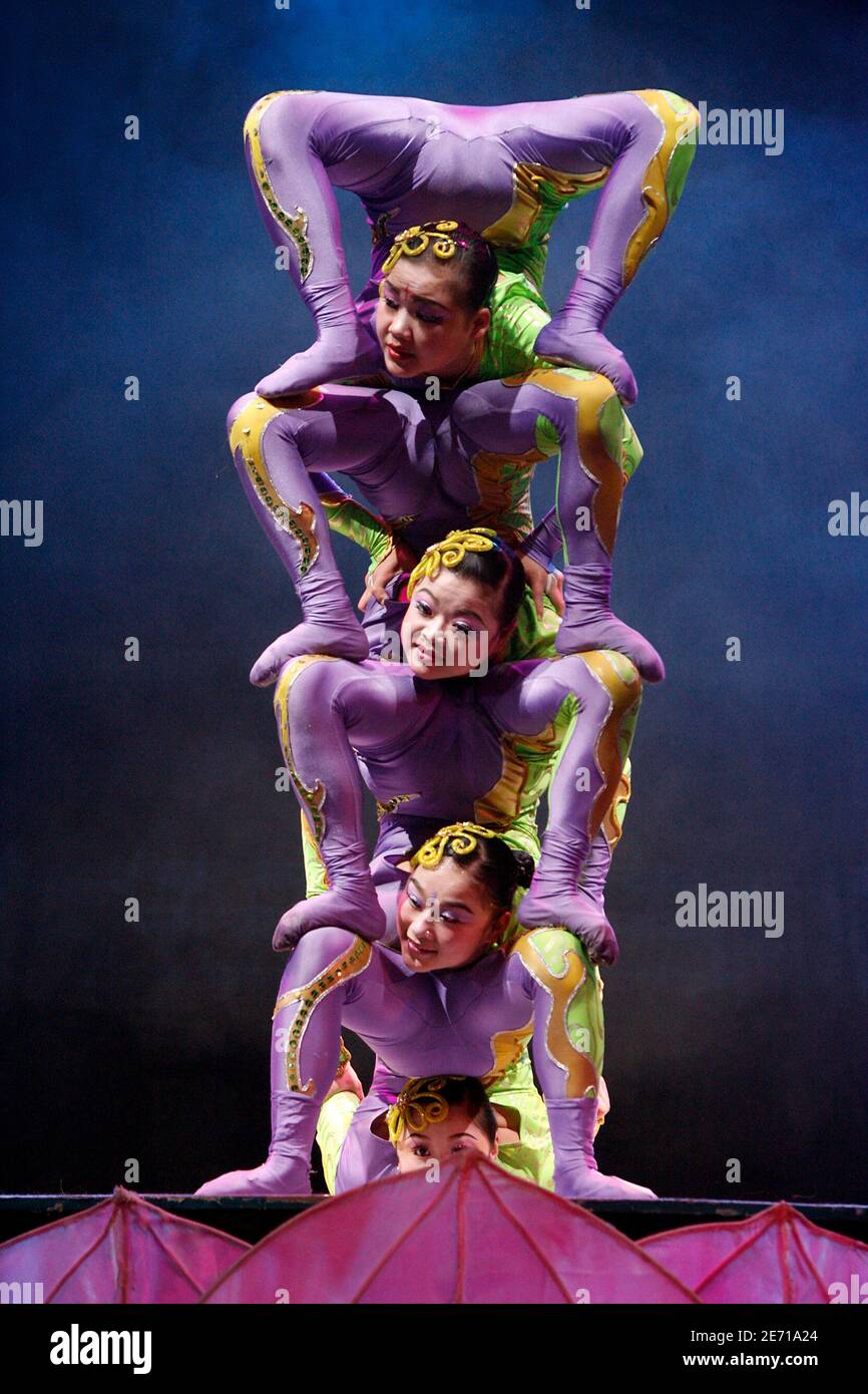 Contortionist group hi-res stock photography and images - Alamy