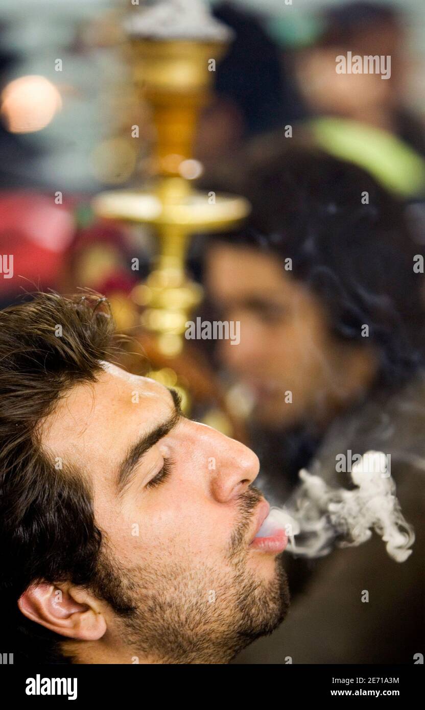 Smoking iranian iran hi-res stock photography and images - Alamy