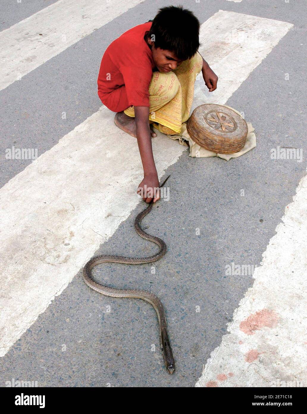 Snake charmer bangladesh hi-res stock photography and images - Alamy
