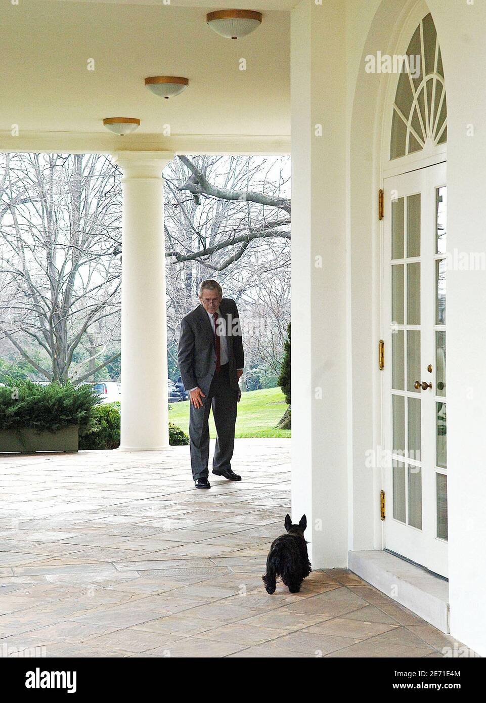President george w bush with barney hi-res stock photography and images ...