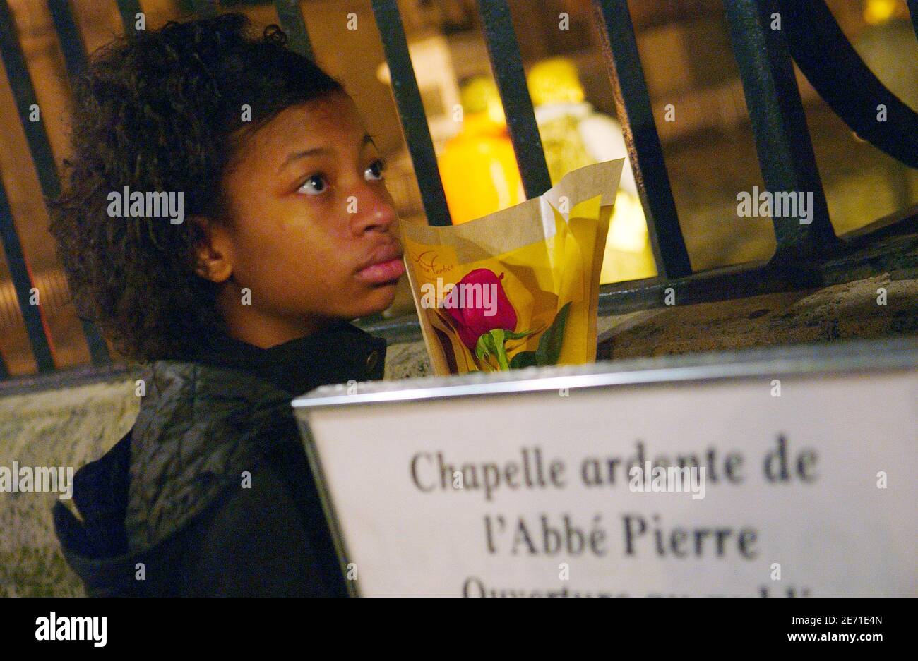 Thousands people wait outside the 17th century Val-de-Grace church to ...
