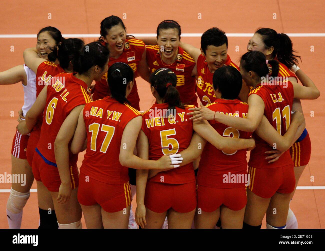 Chinese volleyball players celebrate during hi-res stock photography ...