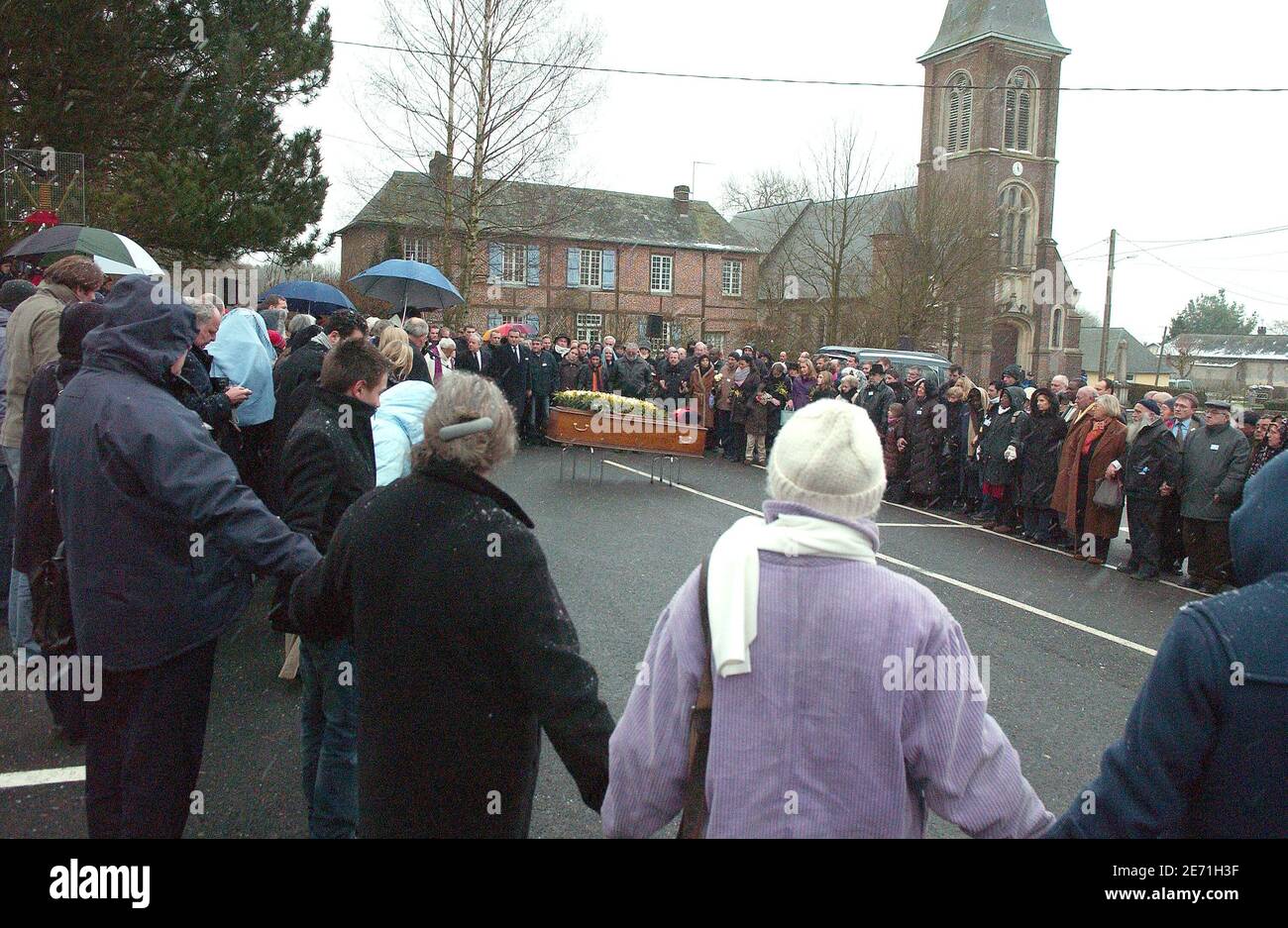 Mourners gather around the coffin of French priest Abbe Pierre outside ...