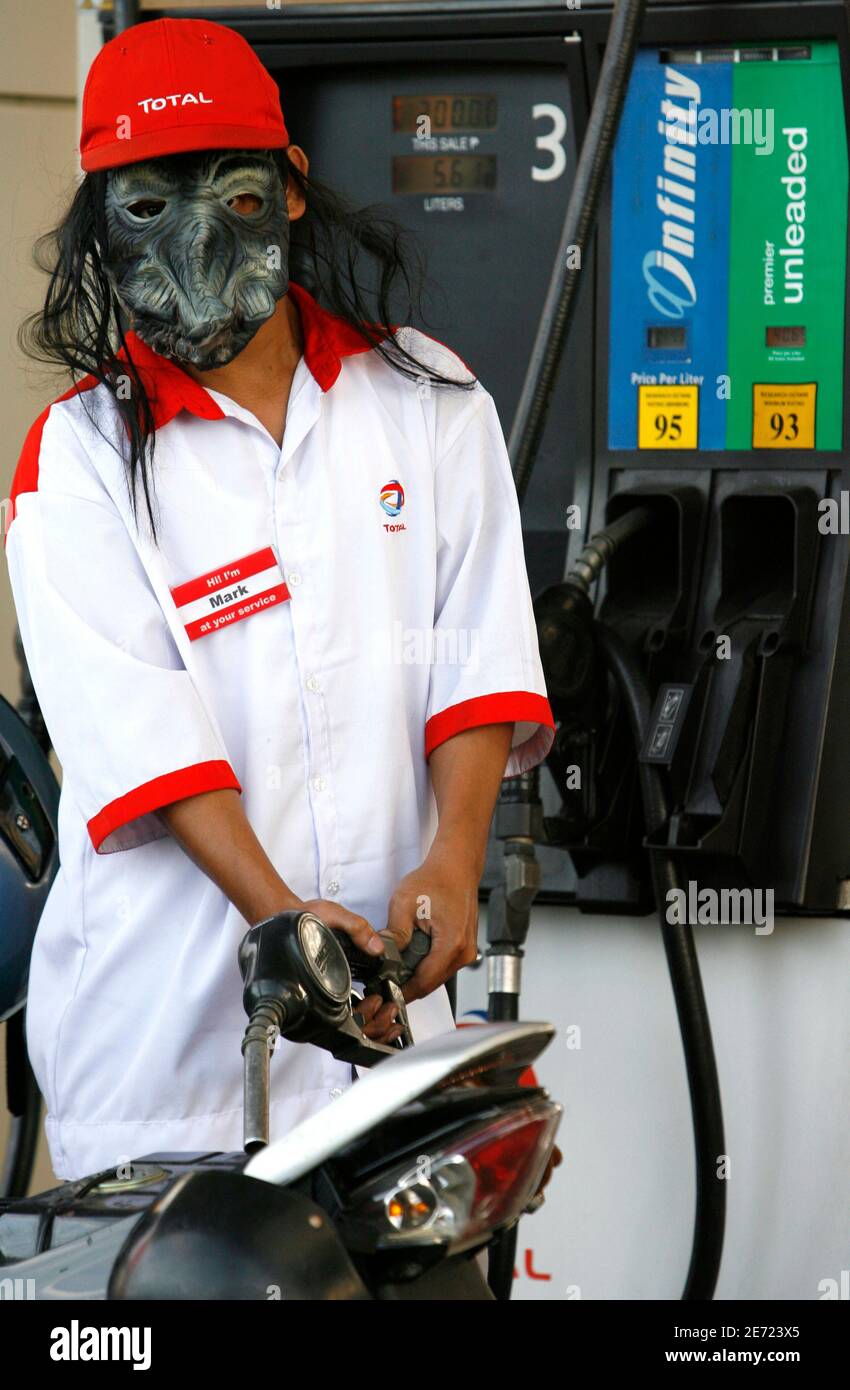 A customers fills hi-res stock photography and images - Alamy