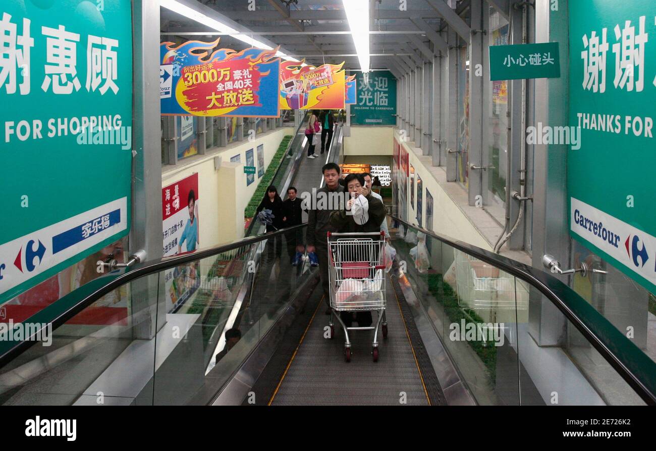Carrefour supermarket beijing china hi-res stock photography and images ...