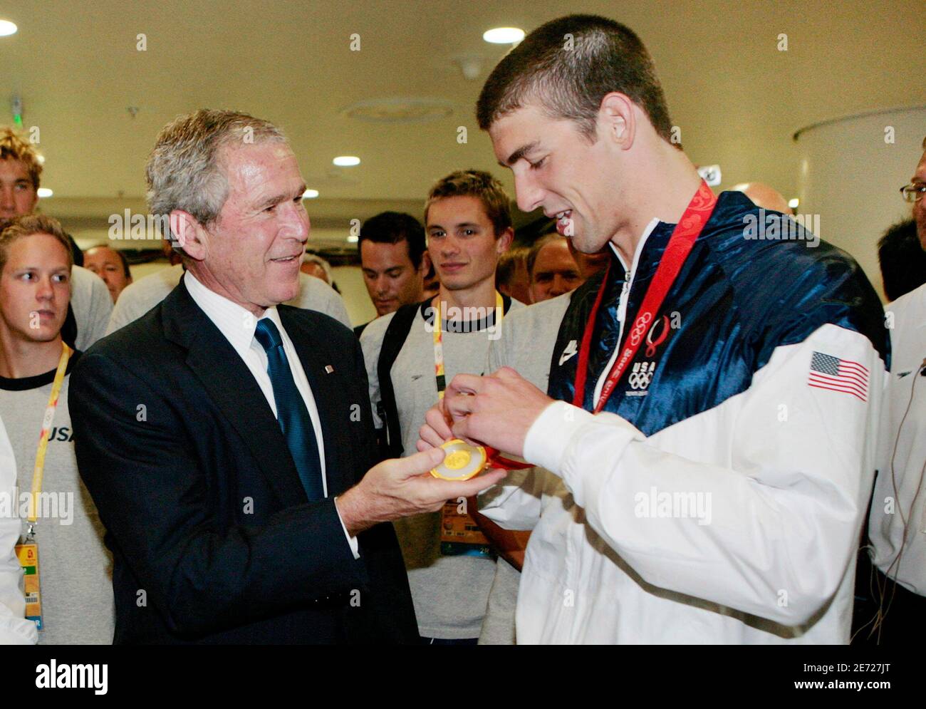 Michael phelps with gold medal beijing hi-res stock photography and ...