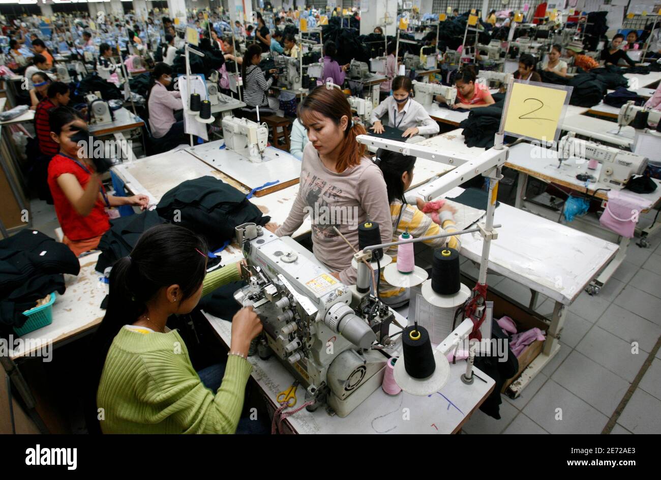 Workers sewing cambodia hi-res stock photography and images - Alamy