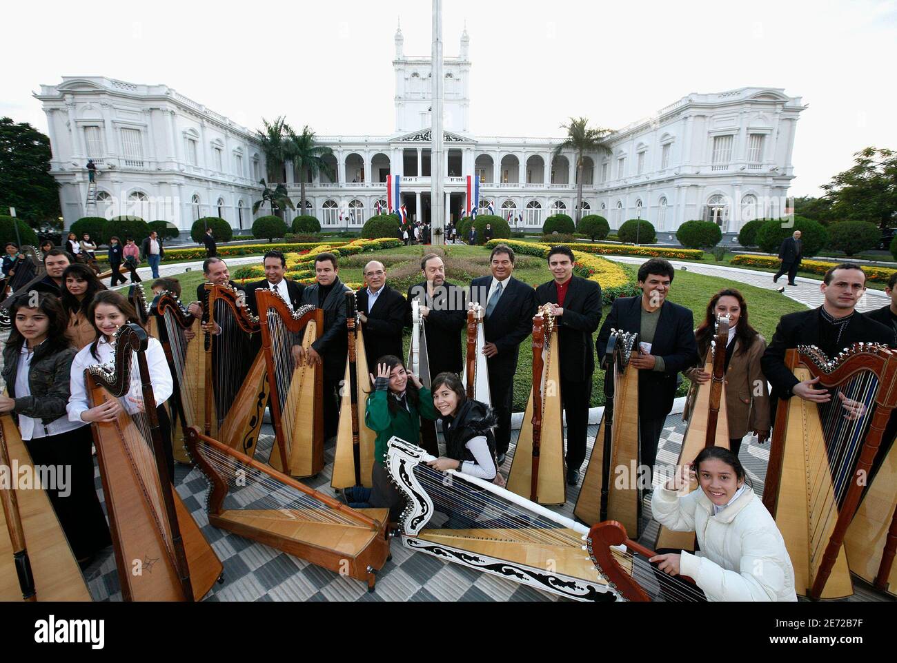 Paraguayan harp hi-res stock photography and images - Alamy