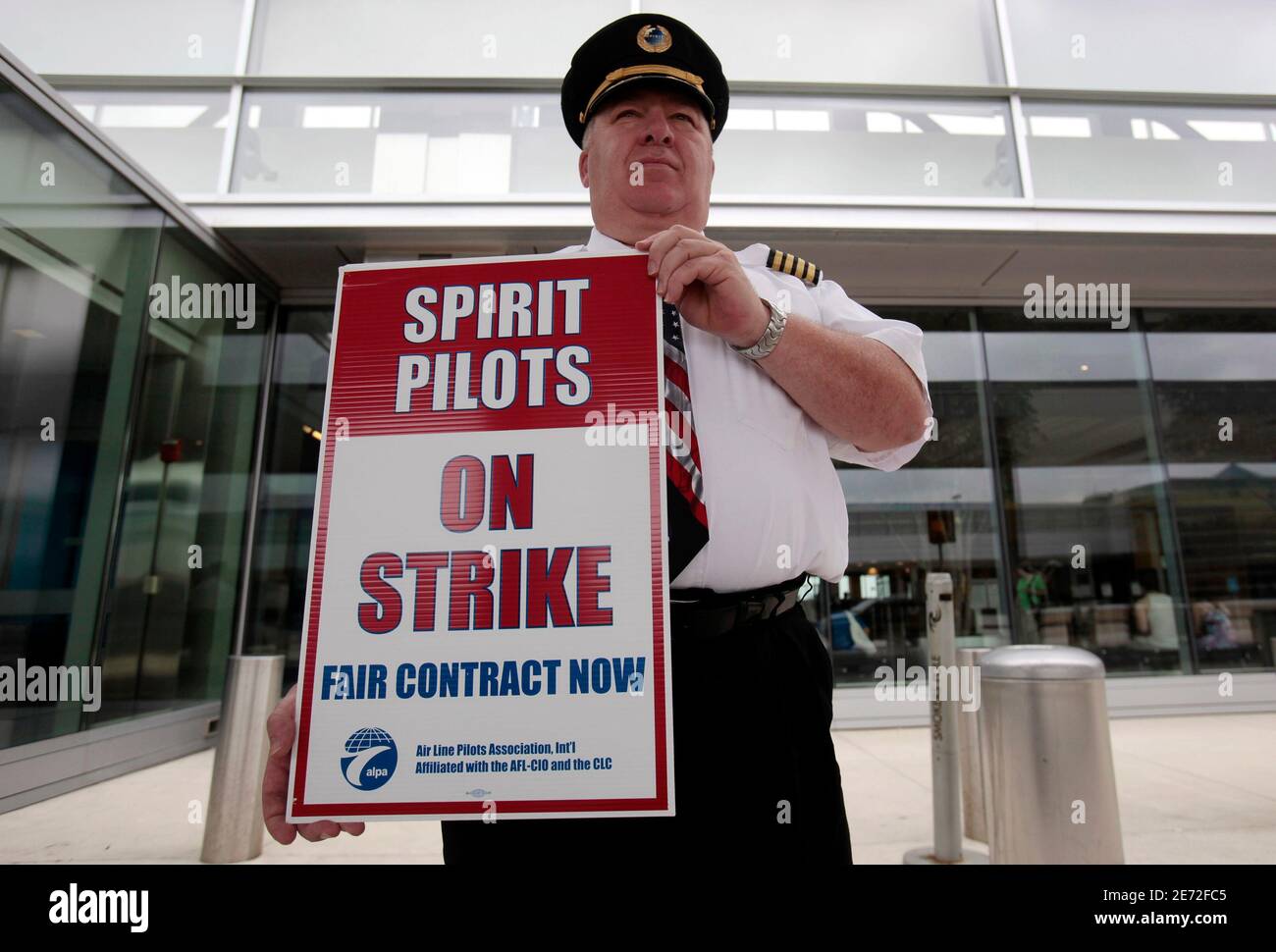 Spirit airlines pilot hi-res stock photography and images - Alamy