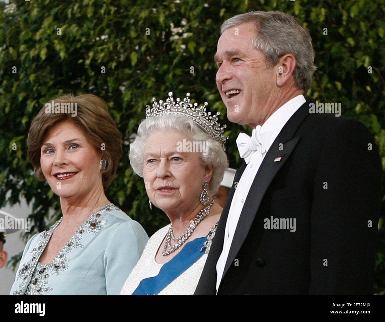 Queen elizabeth ii poses for hi-res stock photography and images - Alamy