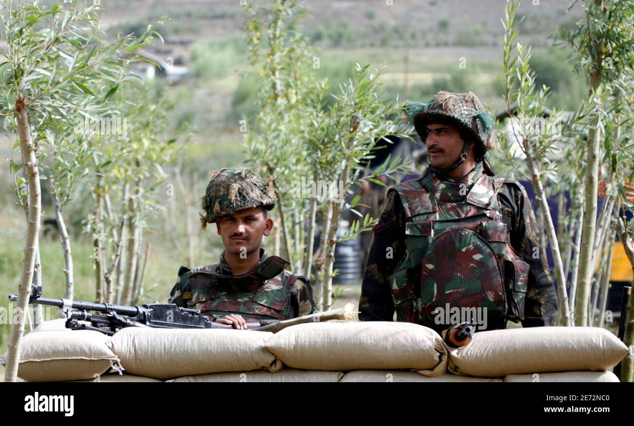 Indian army soldiers during guard hi-res stock photography and images ...