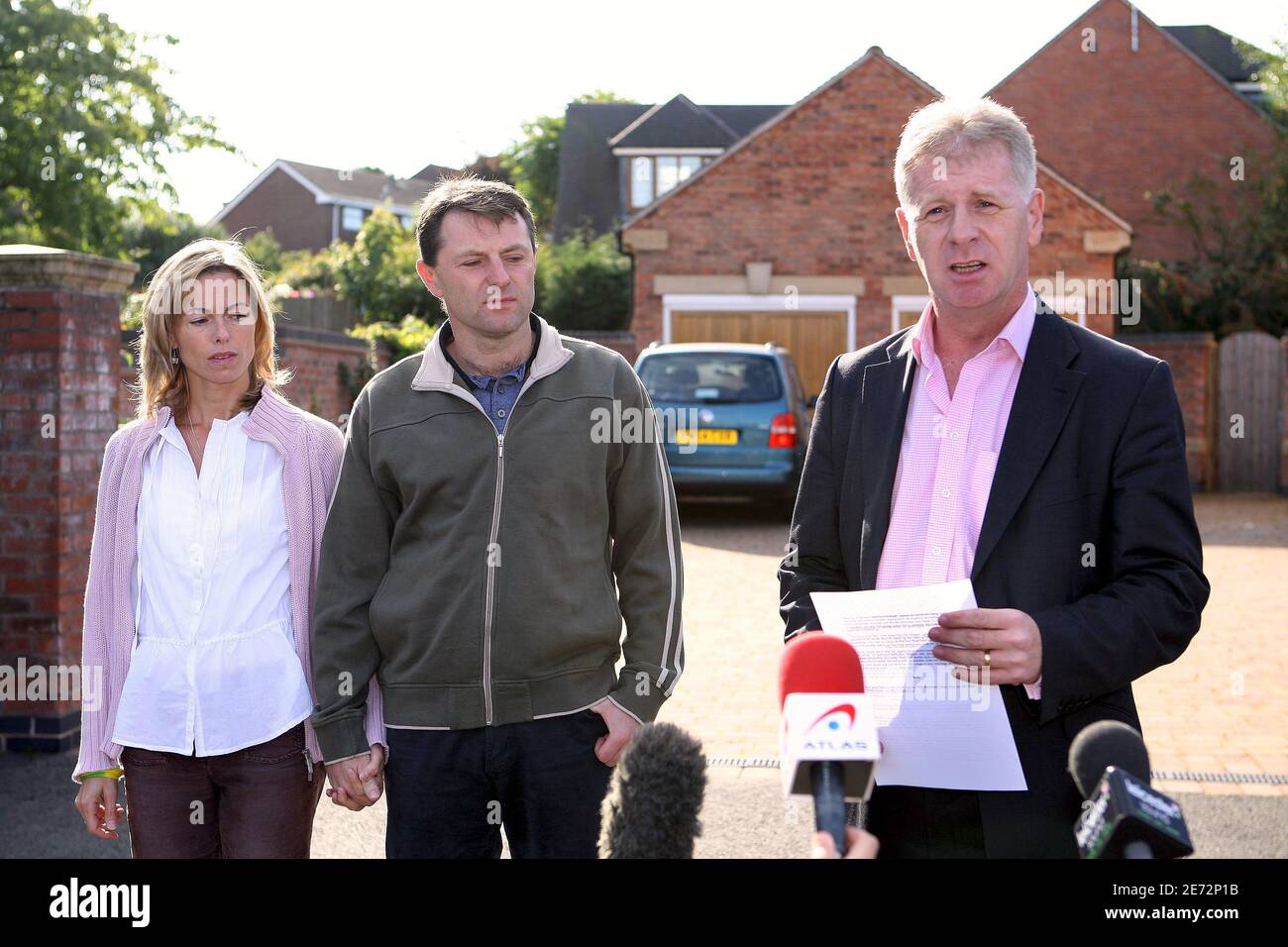 Gerry kate mccann outside home in rothley hi-res stock photography and ...