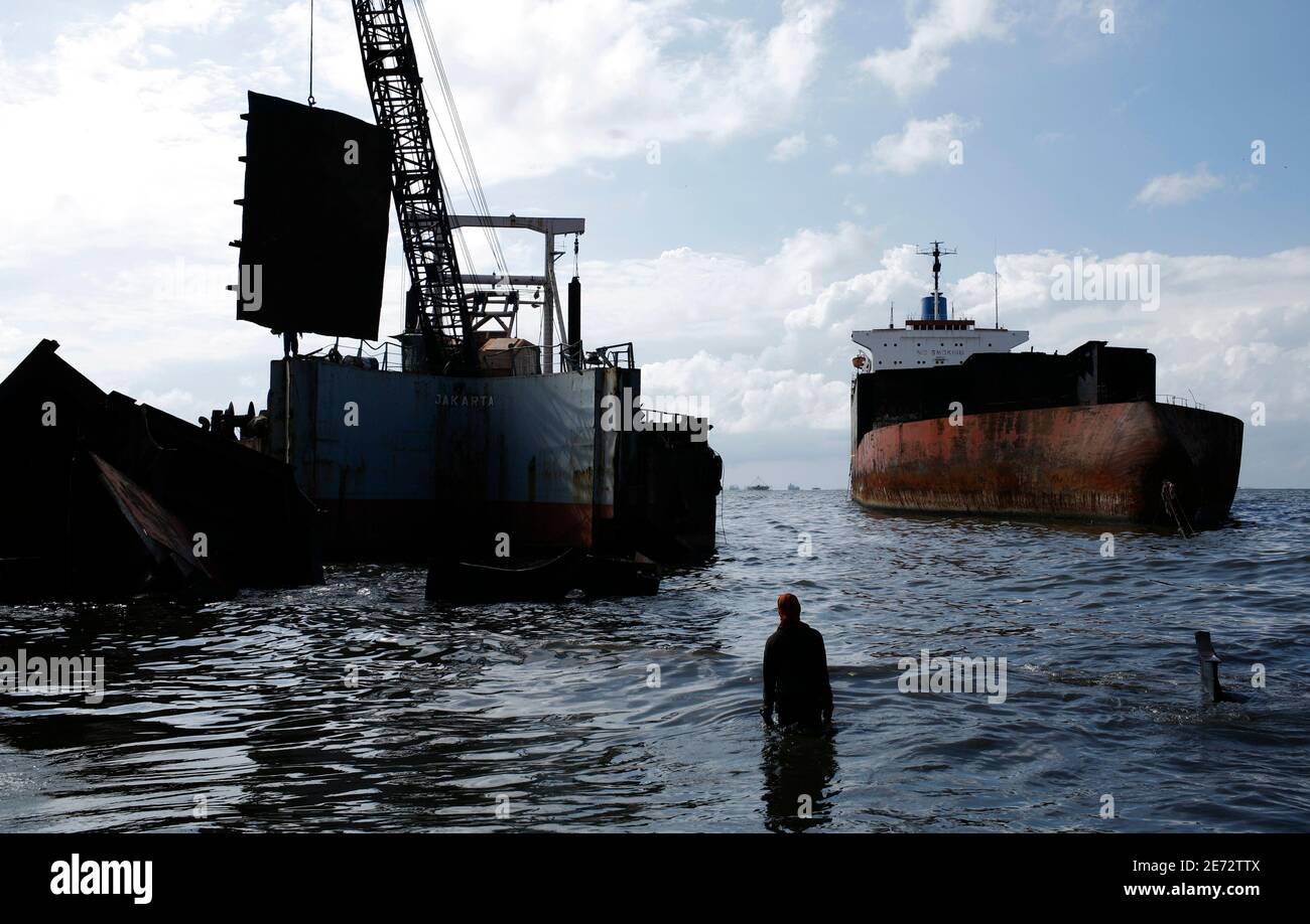 Ship Demolition High Resolution Stock Photography and Images - Alamy