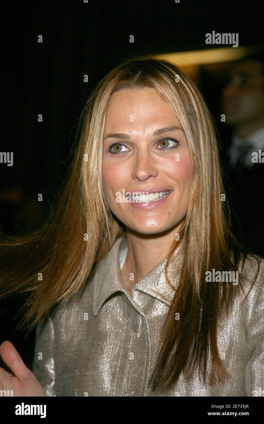 Molly sims runway hi-res stock photography and images - Alamy