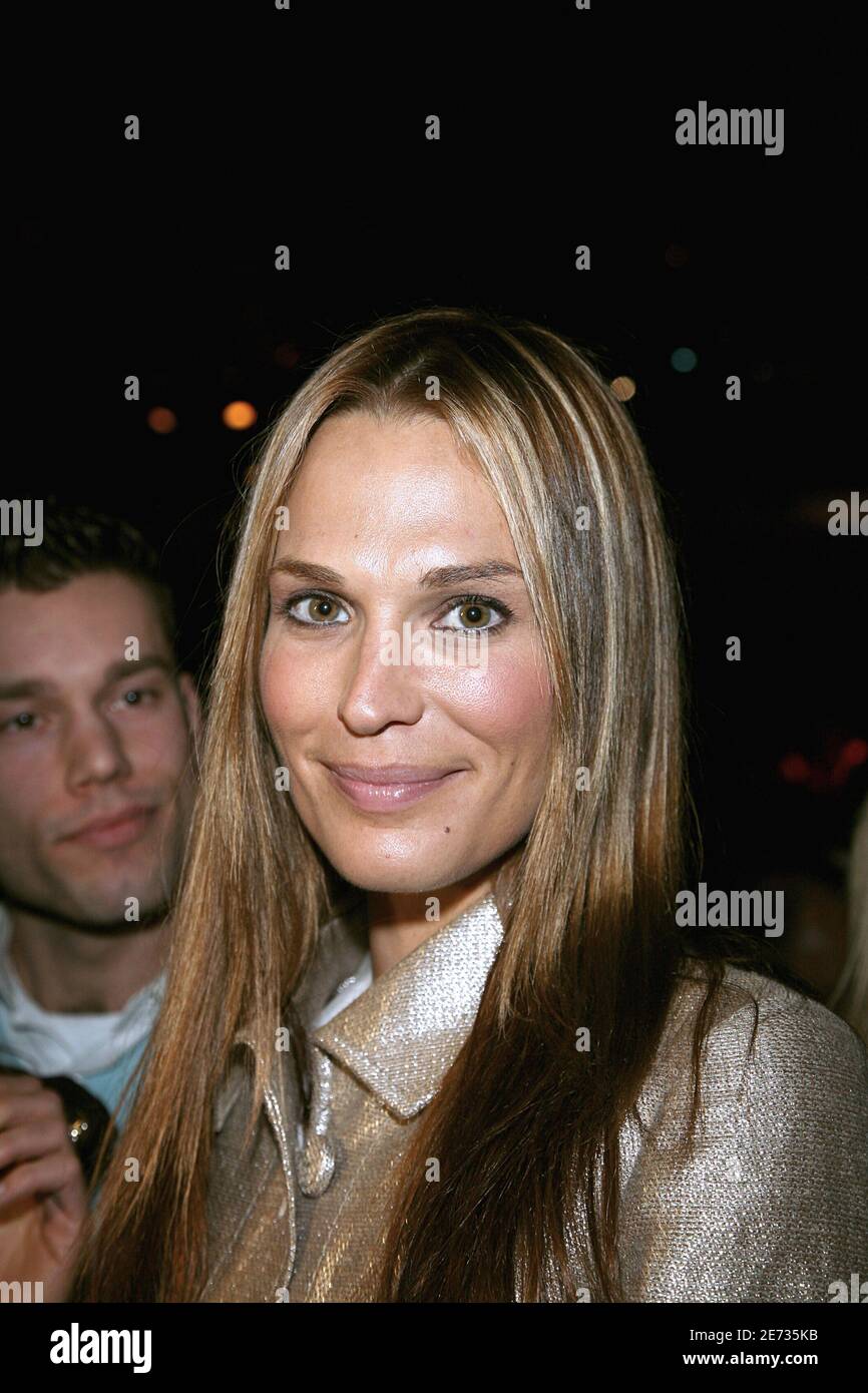 Molly sims runway hi-res stock photography and images - Alamy