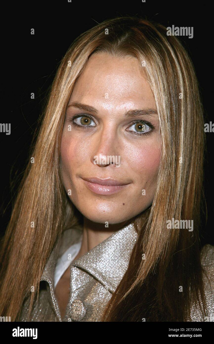 Molly sims runway hi-res stock photography and images - Alamy