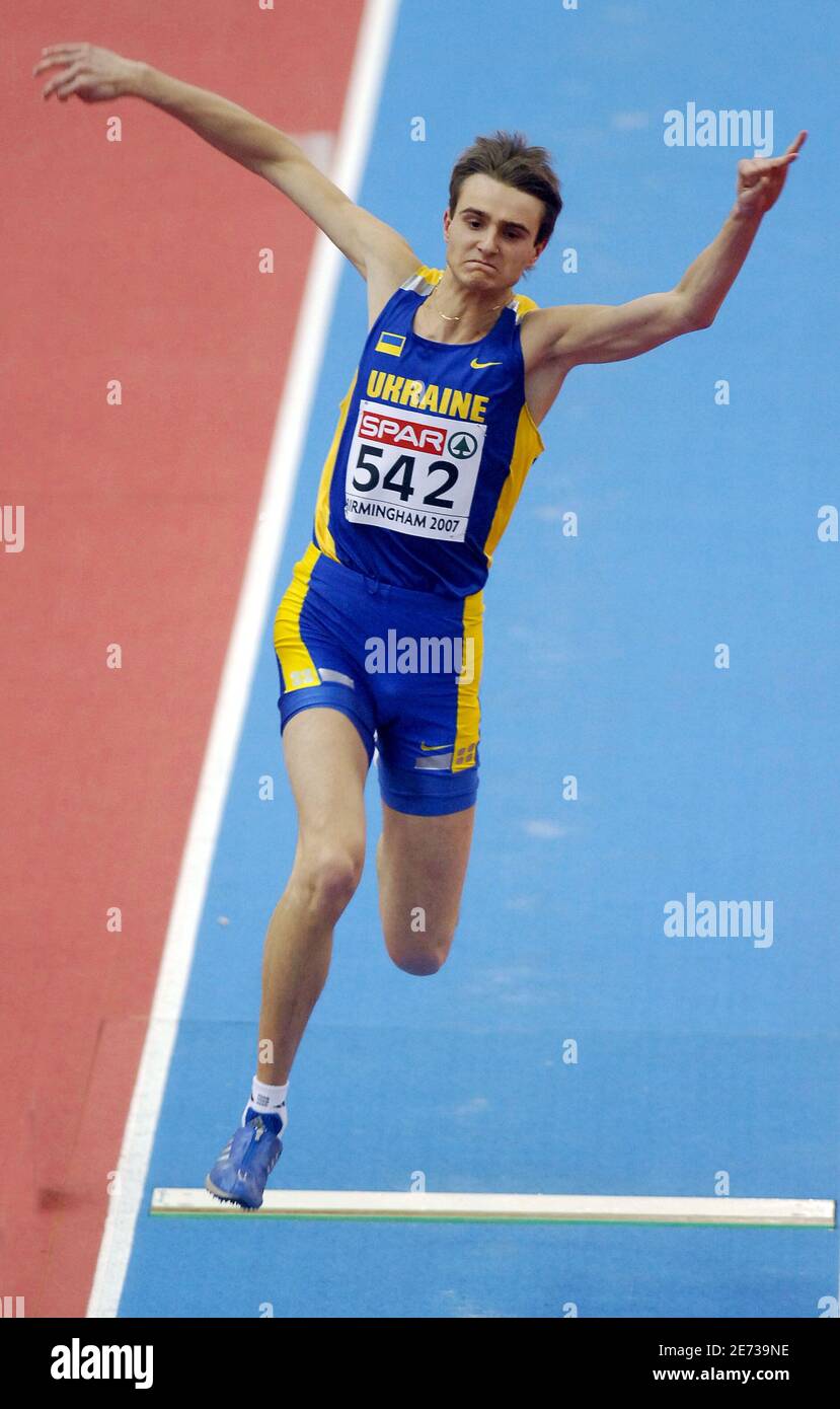 Mens triple jump qualification hi-res stock photography and images - Alamy