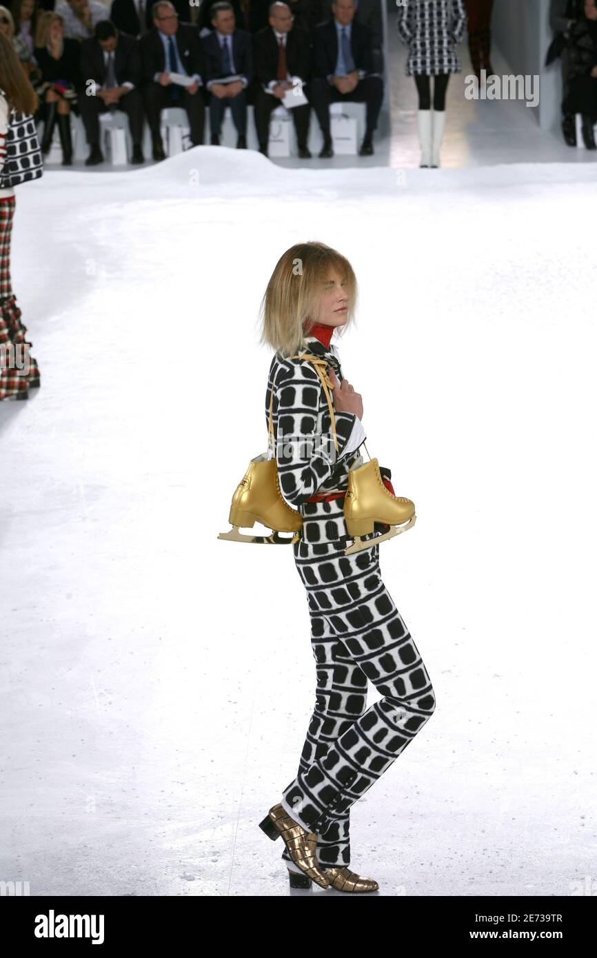 Chanel 2008 runway hi-res stock photography and images - Alamy