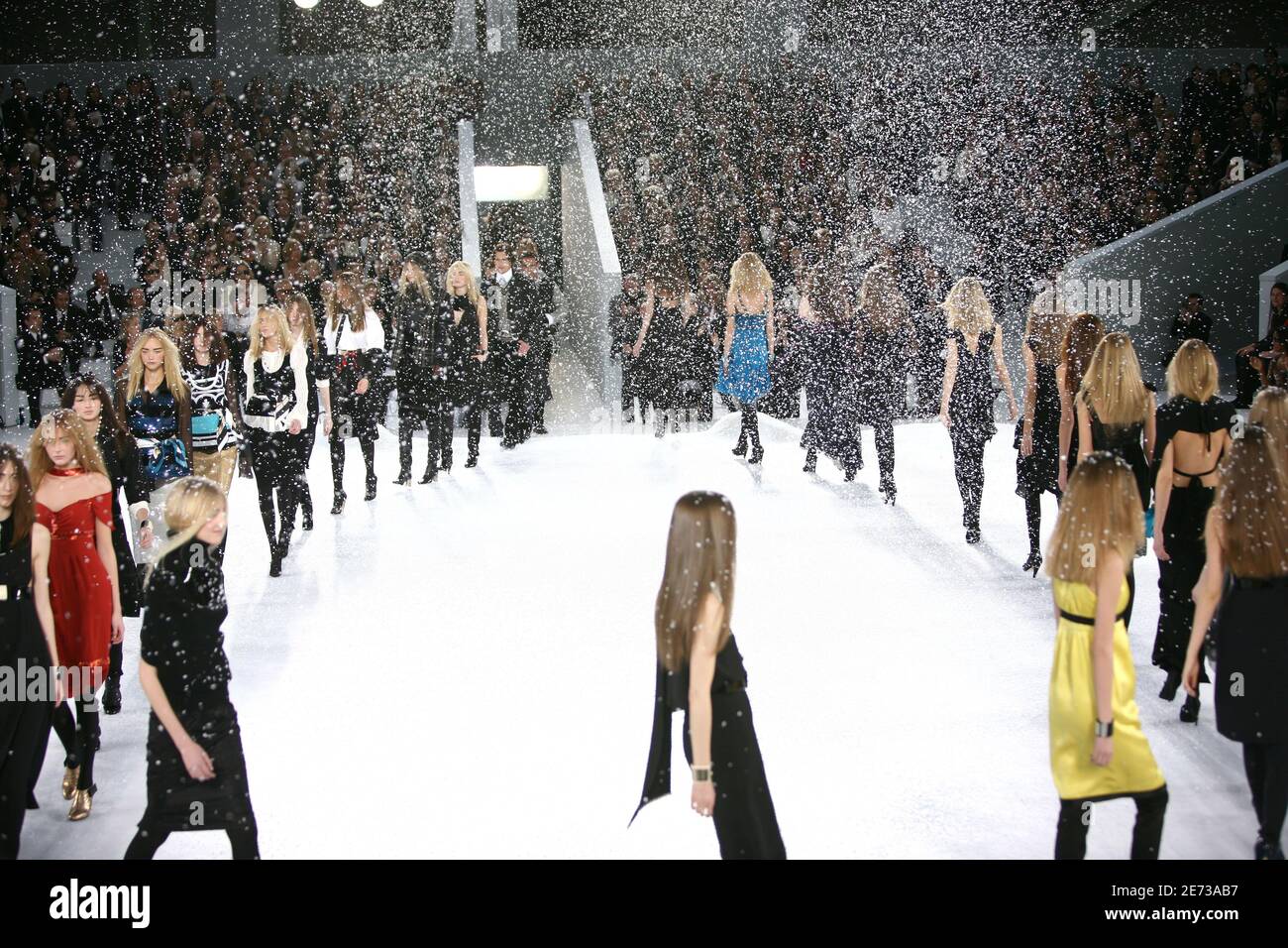 Runway paris hi-res stock photography and images - Alamy