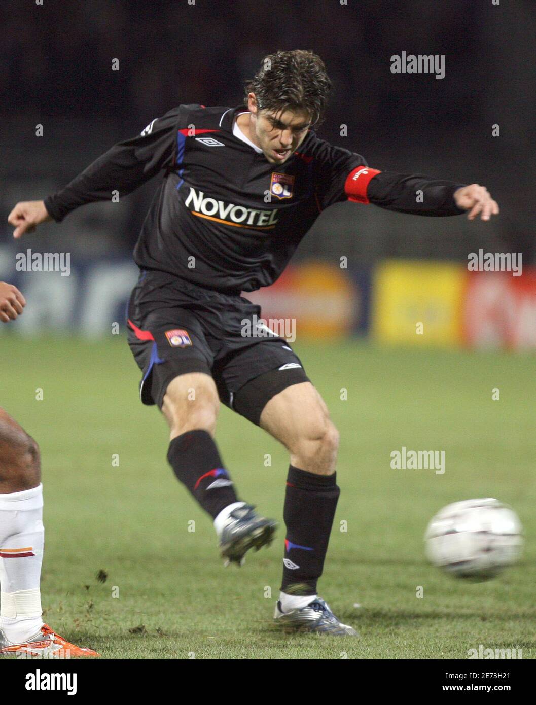 Juninho free kick hi-res stock photography and images - Alamy