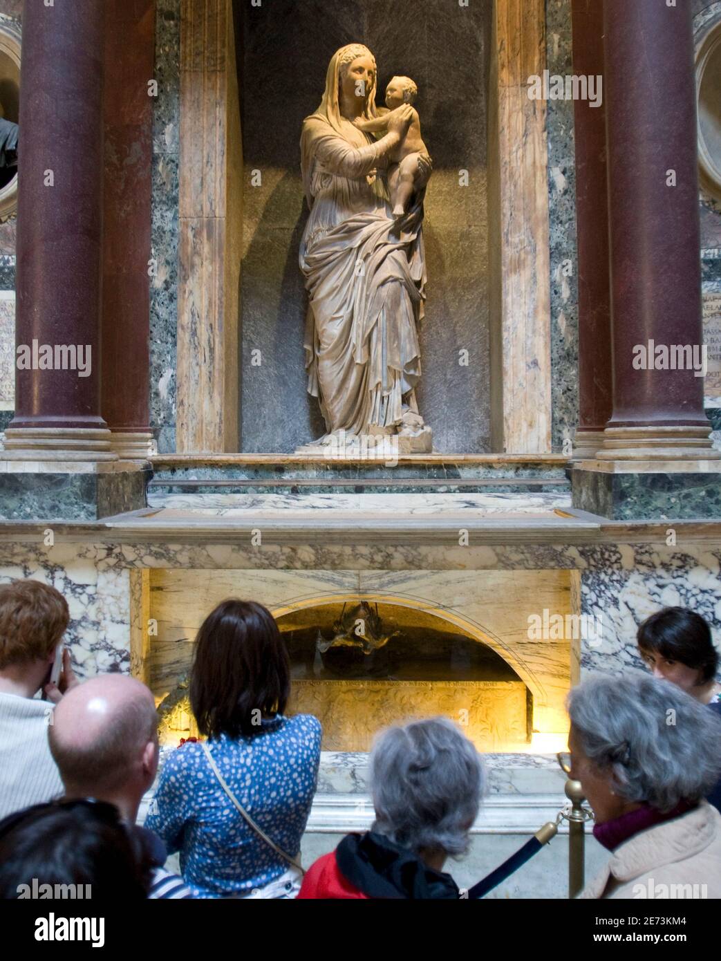 Raphael tomb pantheon hi-res stock photography and images - Alamy