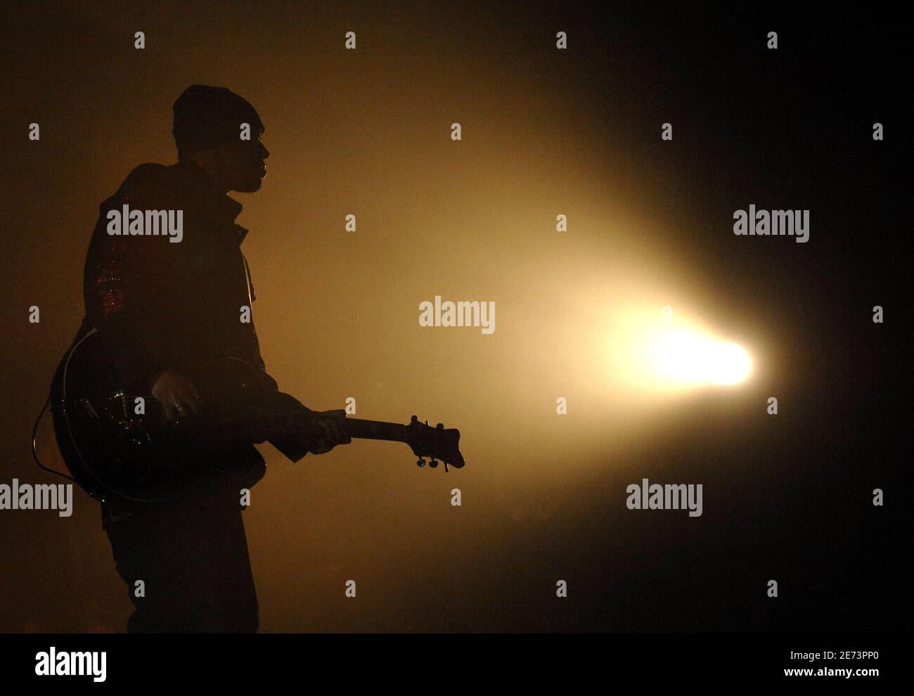 Silhouette de guitare hi-res stock photography and images - Alamy