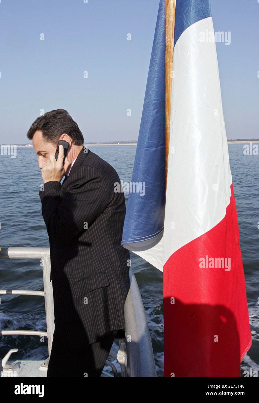 Bateau de drapeaux hi-res stock photography and images - Alamy